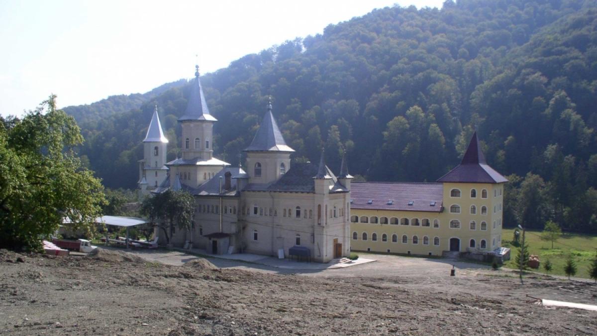 MÂNÂSTIREA NECHIT - La răscruce de Zenovii