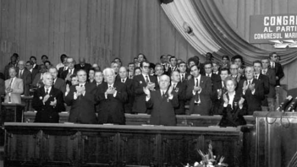 Emil Bobu a fost aplaudac-şef la ultimul congres al PCR