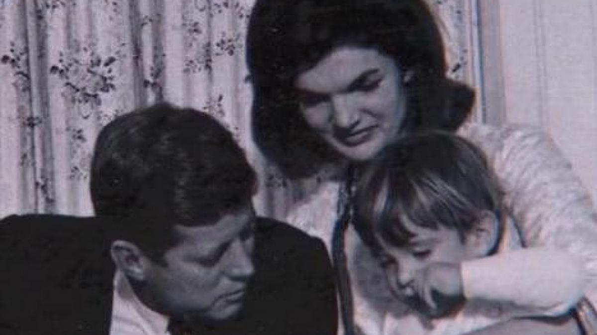 Mii de fotografii inedite cu John F. Kennedy, vândute la licitaţie