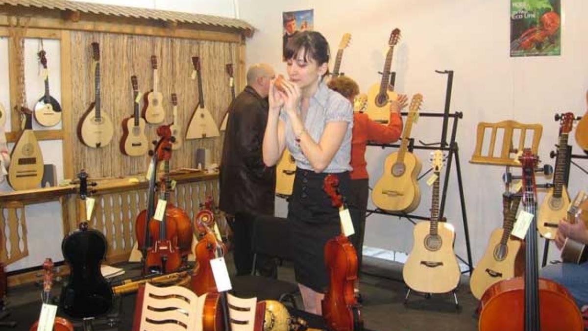 Cornelia Tihon, fata care îmblânzeşte tigrii cu naiul.