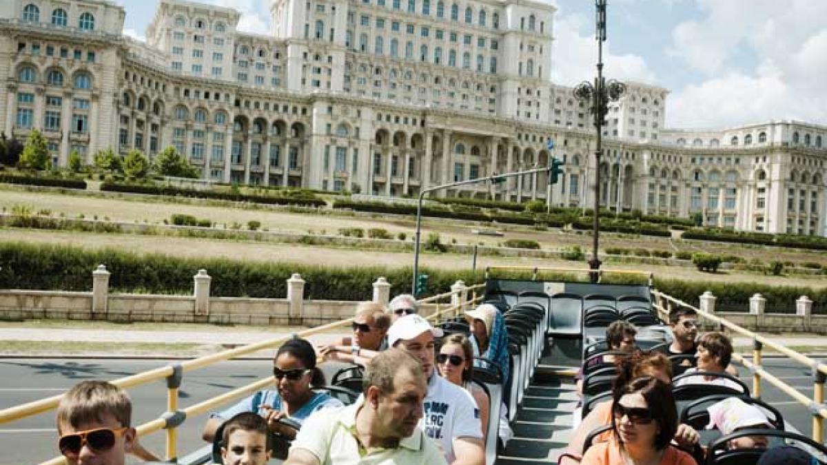 Palatul lui Gigi Becali, bucuria turiştilor străini din autobuzele ...