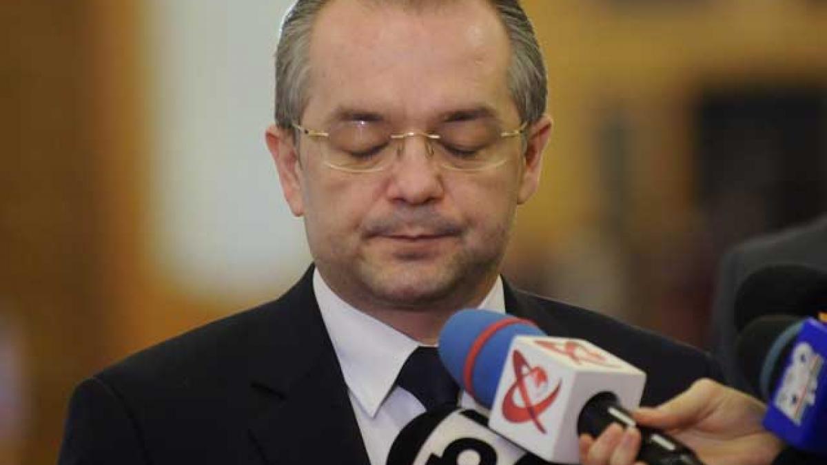 Prim-sinistrul Emil Boc, destin de prezervativ