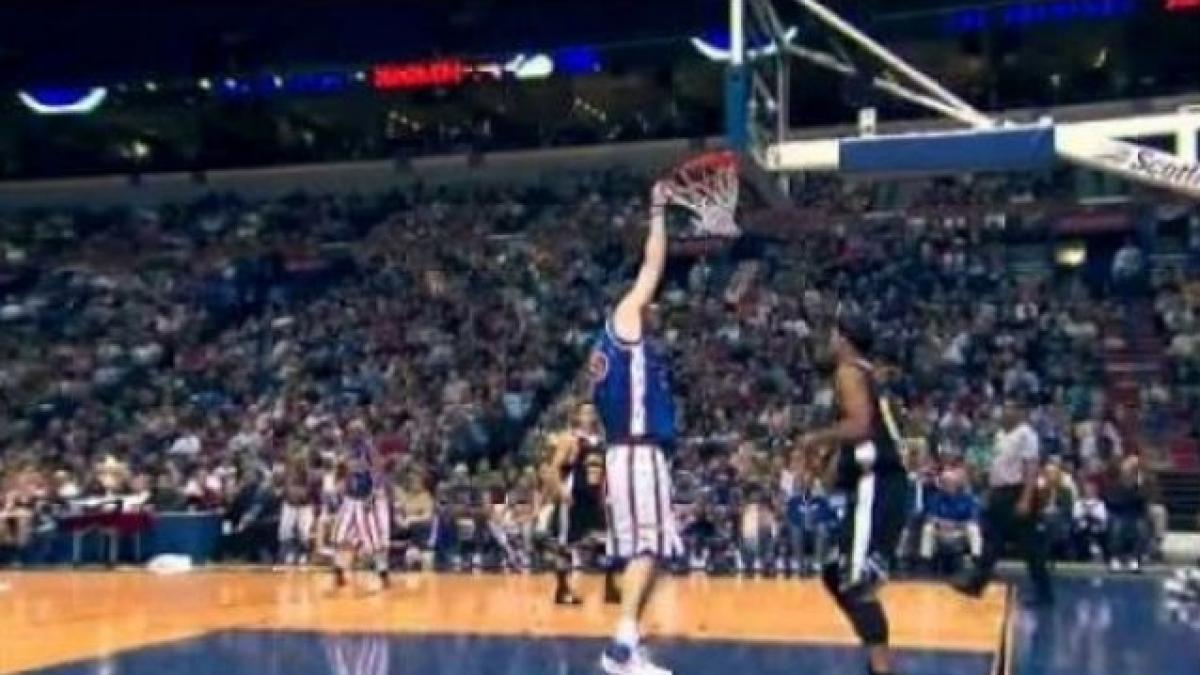 Cel mai înalt baschetbalist din lume. Atinge inelul fără să se ...