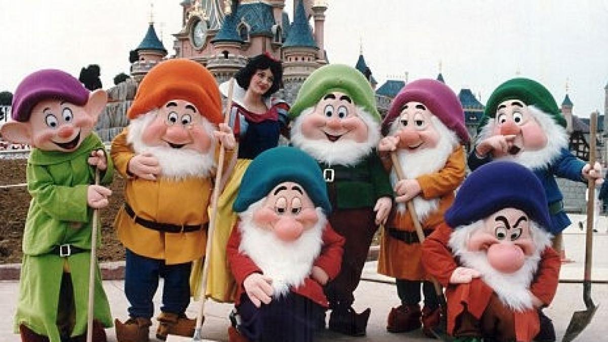 Albă ca Zăpada şi cei 7 Pitici au intrat în grevă. Angajaţii Disneyland ...