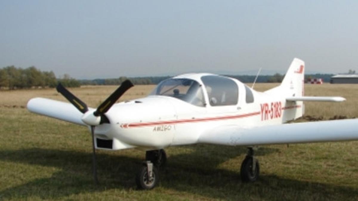 Un avion de mici dimensiuni, cu două persoane la bord, a aterizat ...