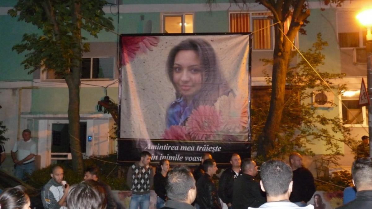 Priveghi de cartier cu corturi de nuntă, berbec la proţap şi manele ...