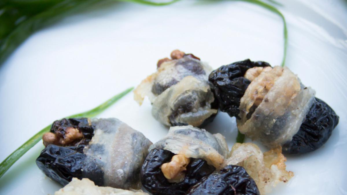 REŢETE DE ANUL NOU: Prune umplute sub plăpumioară