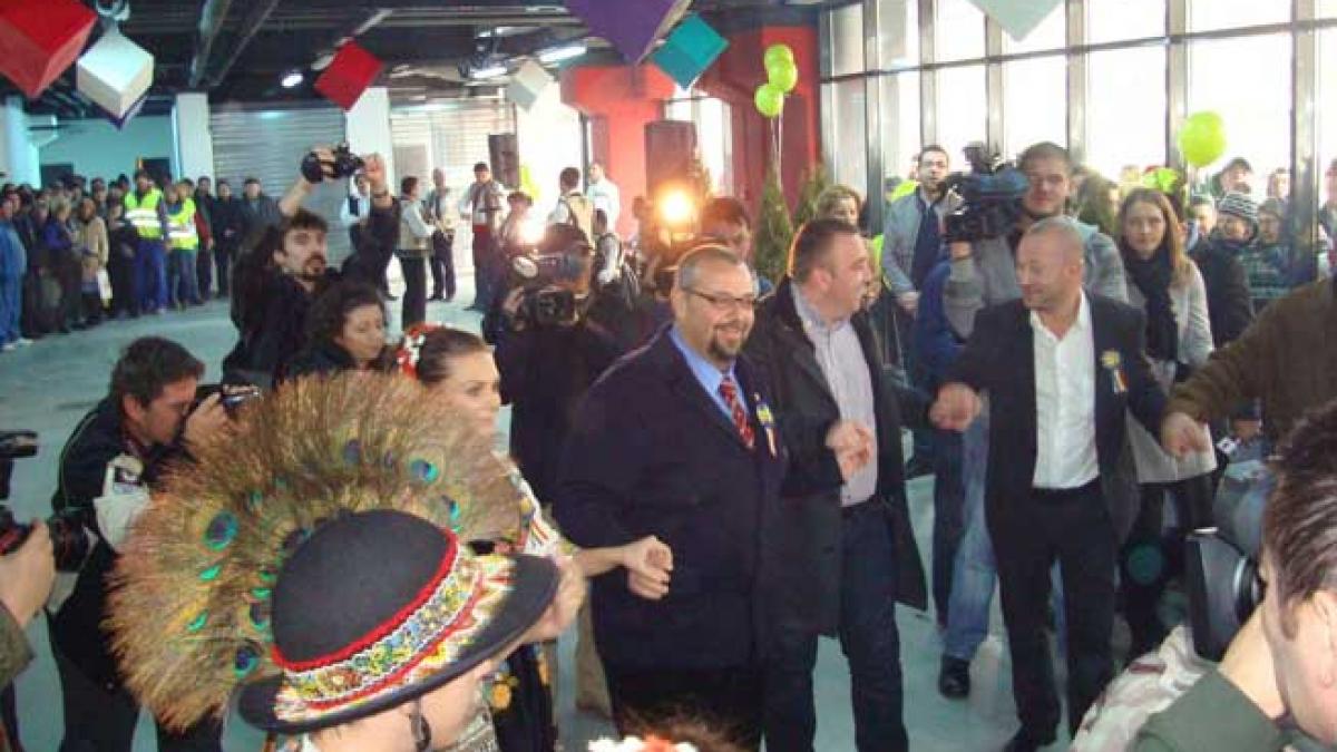 Hora Unirii, cu Piedone, în Piaţa Progresul - cea mai mare piaţă din ...