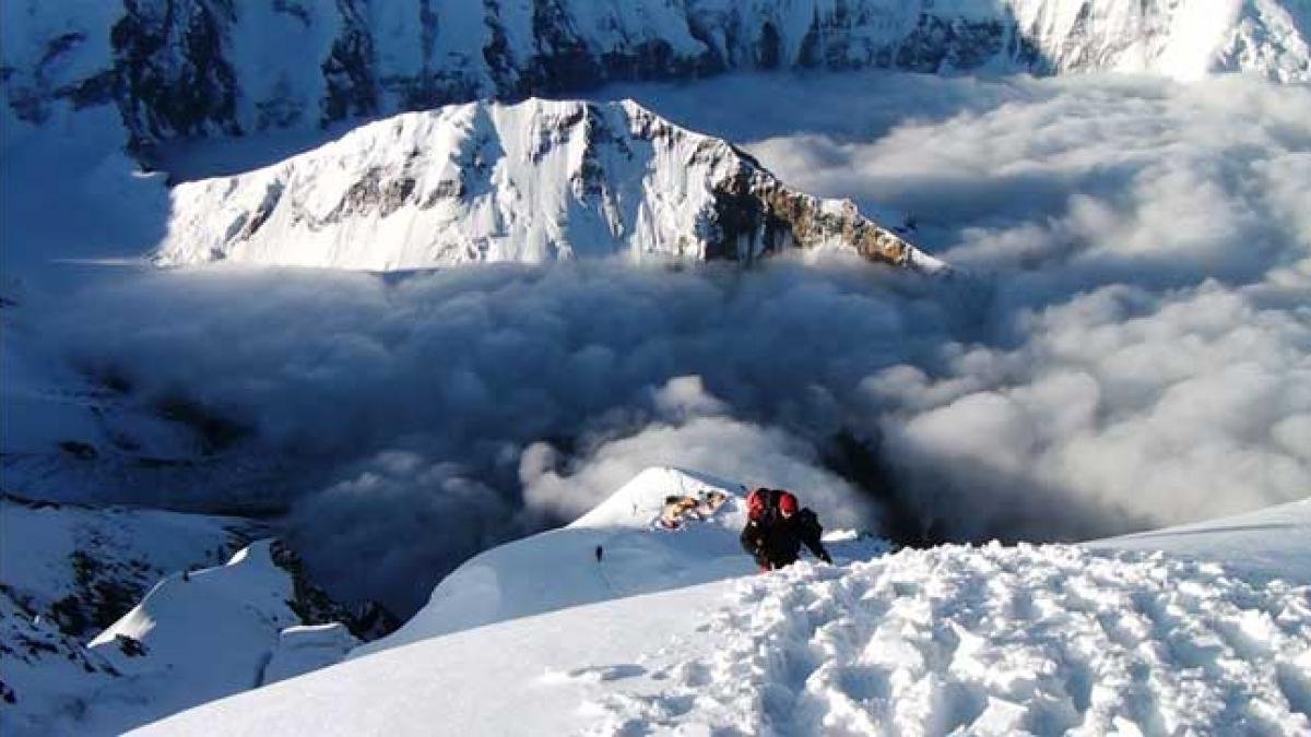 Cine joacă ruleta rusească la 8000 de metri înălțime (VIDEO)