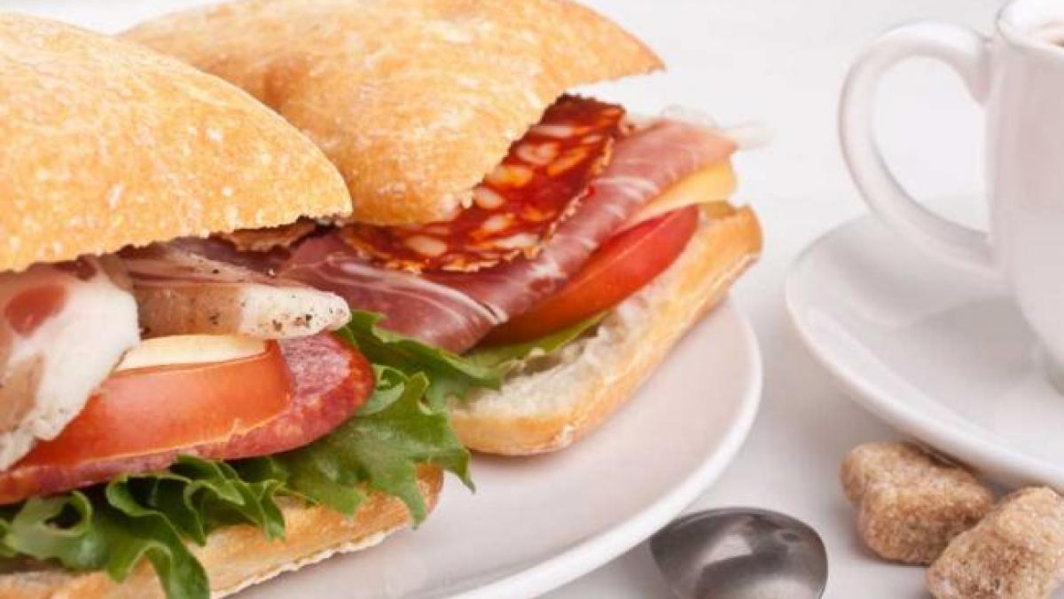 Excesul de mezeluri, jambon, cârnaţi şi alte preparate din carne ...