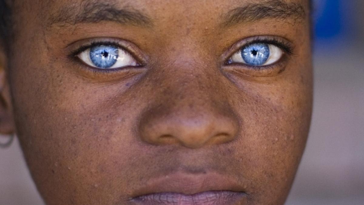 Acum 7000 de ani eram negri cu ochi albaştri