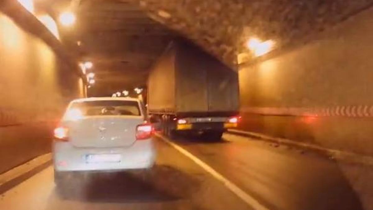 BLOCAT în Pasajul Unirii. Şoferul unui TIR a rămas "înţepenit" în pasaj ...