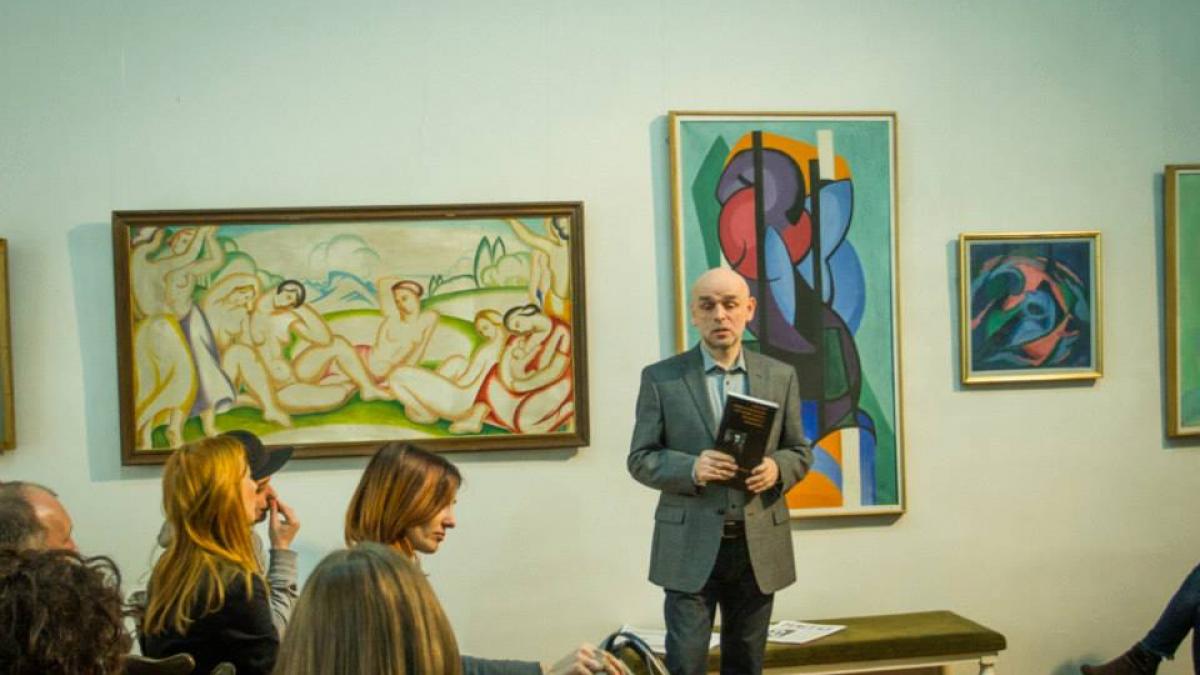 Hans Knoll, cunoscut proprietar al unei galerii de artă din Viena, ţine ...