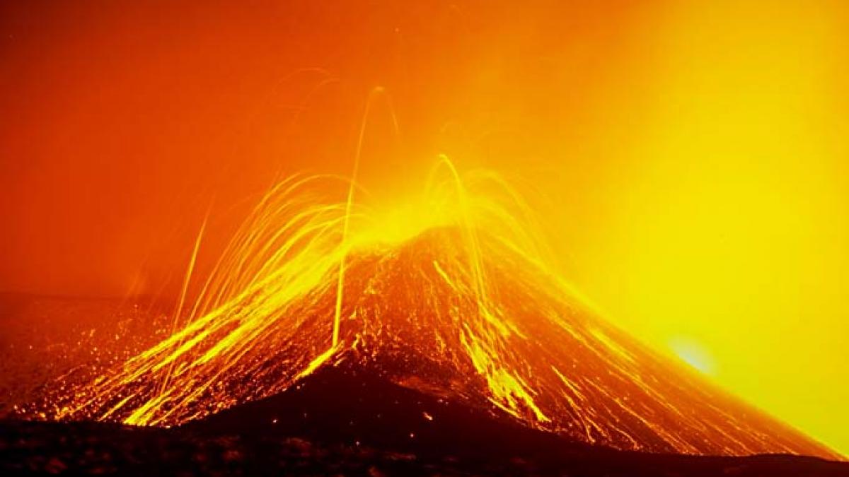 Imagini spectaculoase. Vulcanul Etna a erupt din nou! (VIDEO)