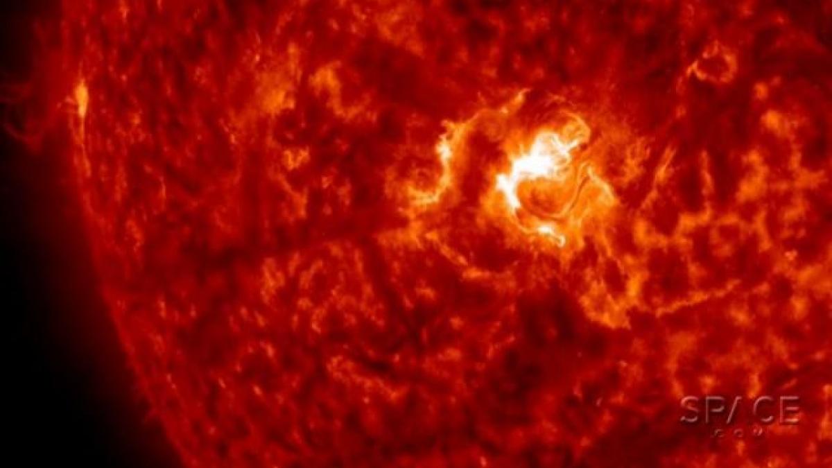 EXPLOZIE SOLARĂ URIAŞĂ, îndreptată DIRECT spre Pământ! IMAGINI ...