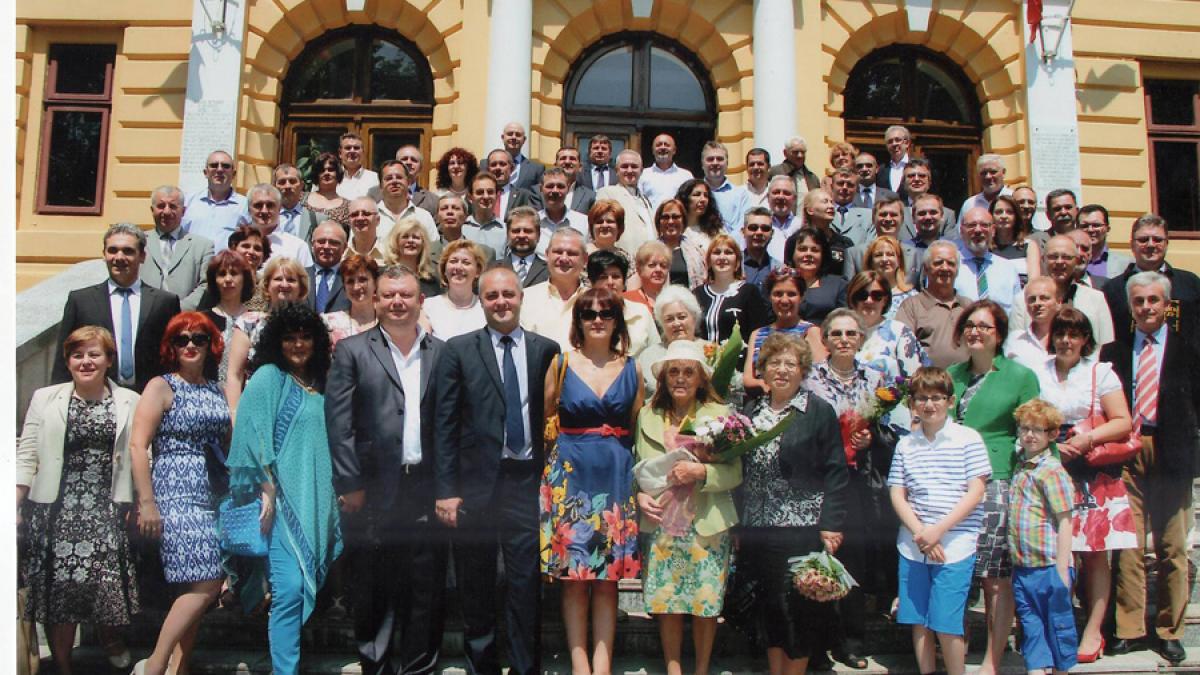 Colegiul model “Costache Negruzzi”, absolvit printre alţii şi de Ionel ...