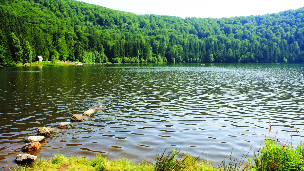 Unic pe plaiuri mioritice. Sfânta Ana, singurul lac vulcanic din Europa