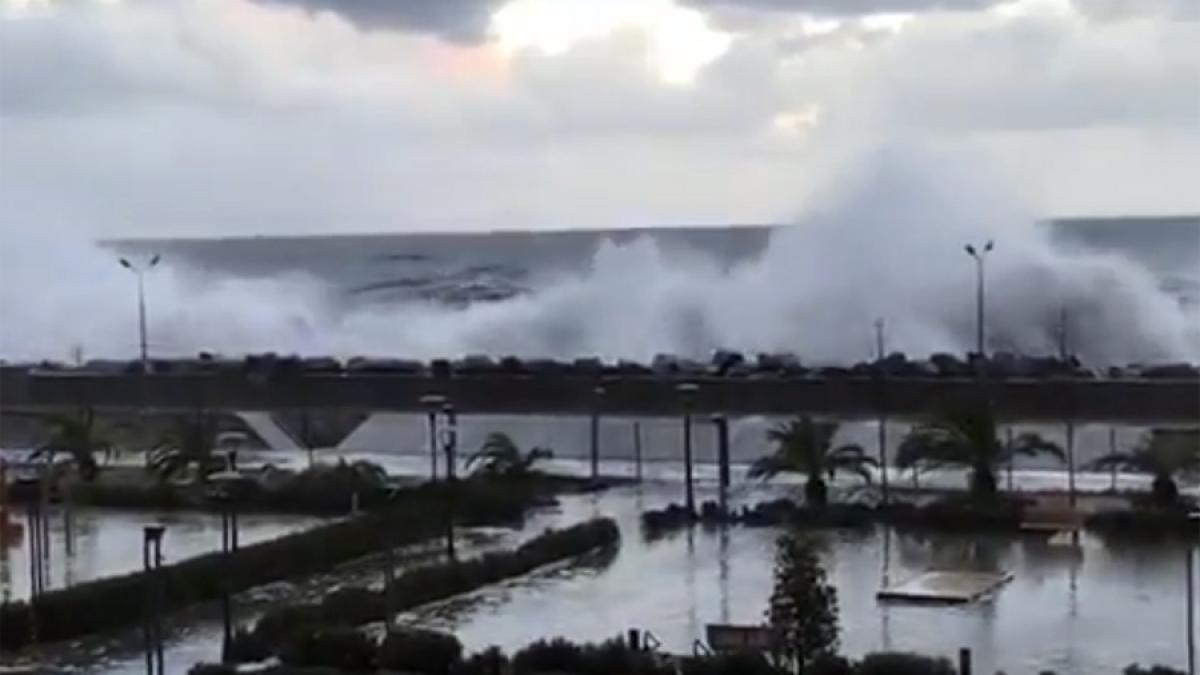VIDEO - Staţiune de la Marea Neagră, lovită de valuri de 5 metri