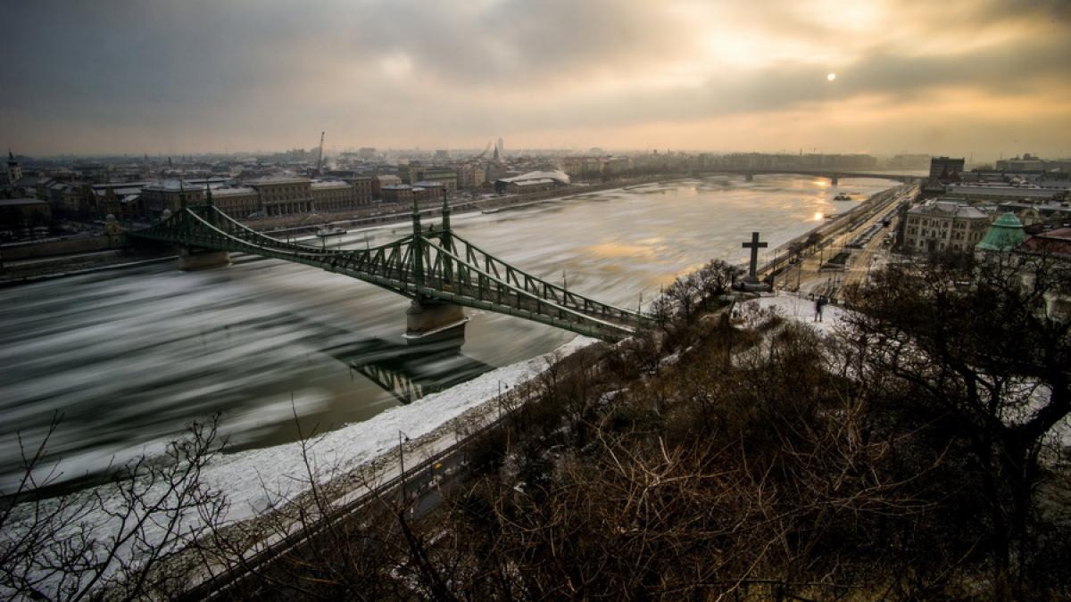 FOTO / VIDEO - Imagini fabuloase cu Dunărea îngheţată