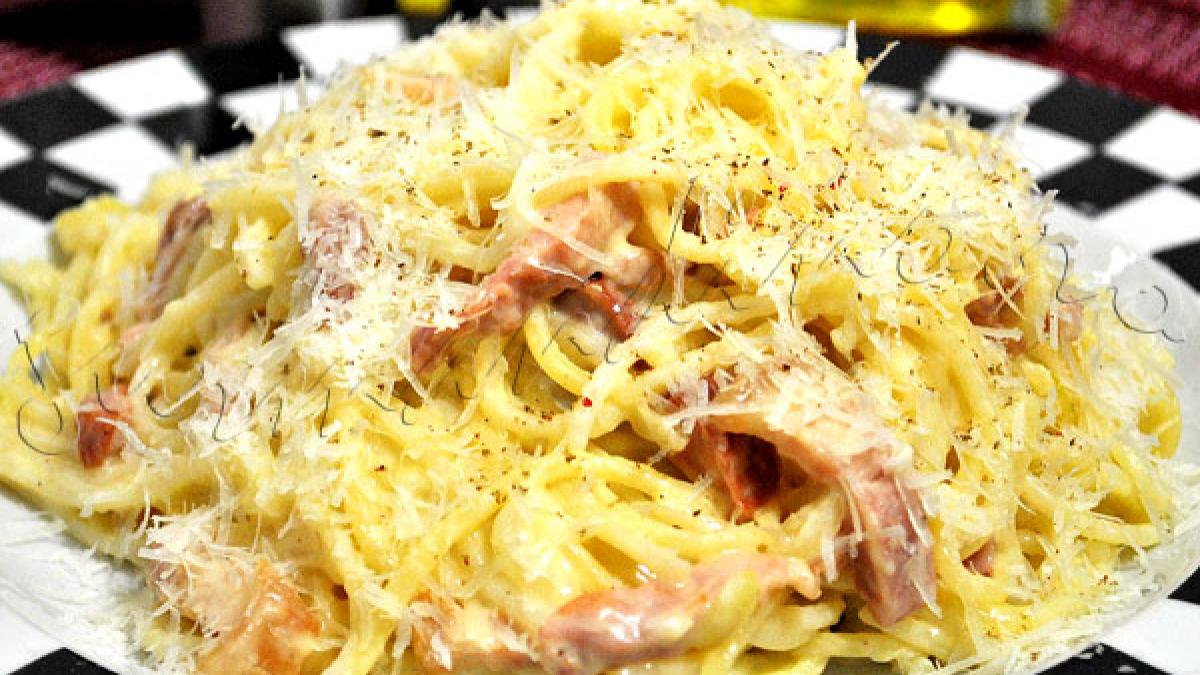 Rețeta zilei: Paste cu pui și parmesan ras