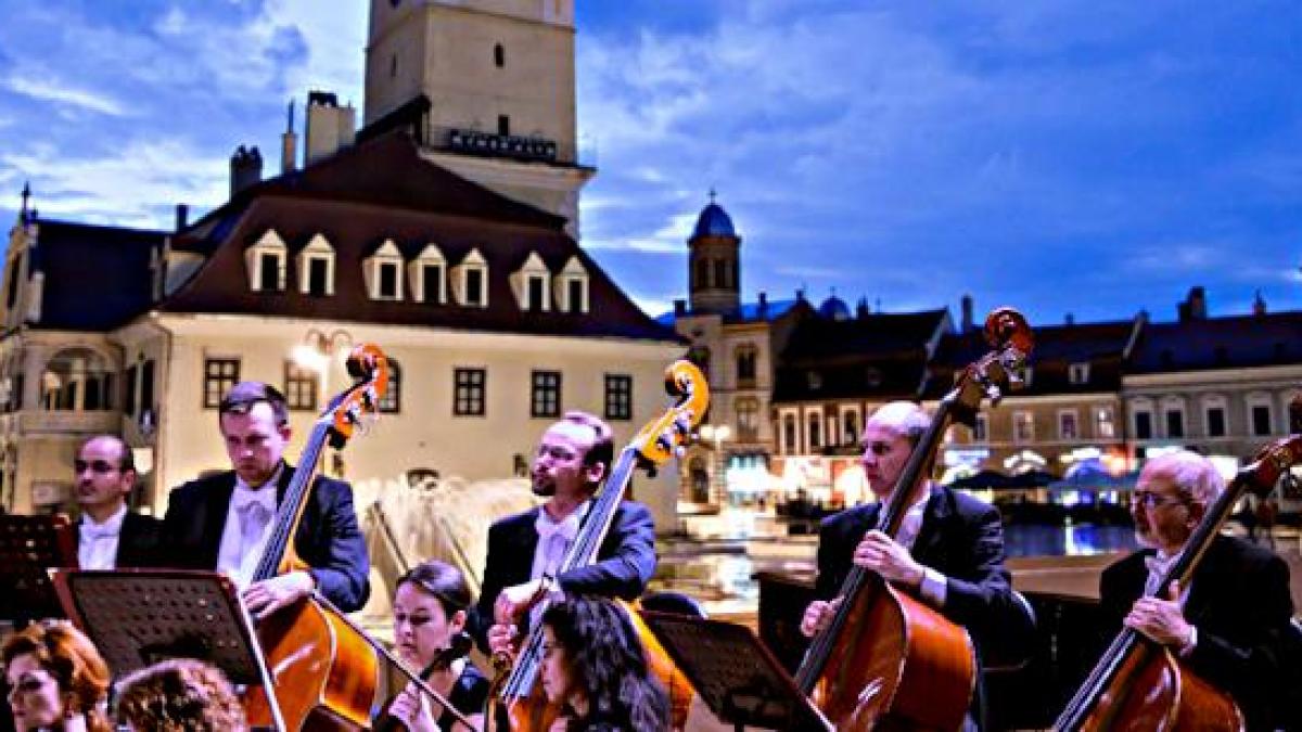Brașov: Concert susținut în Piața Sfatului de Orchestra Simfonică a ...