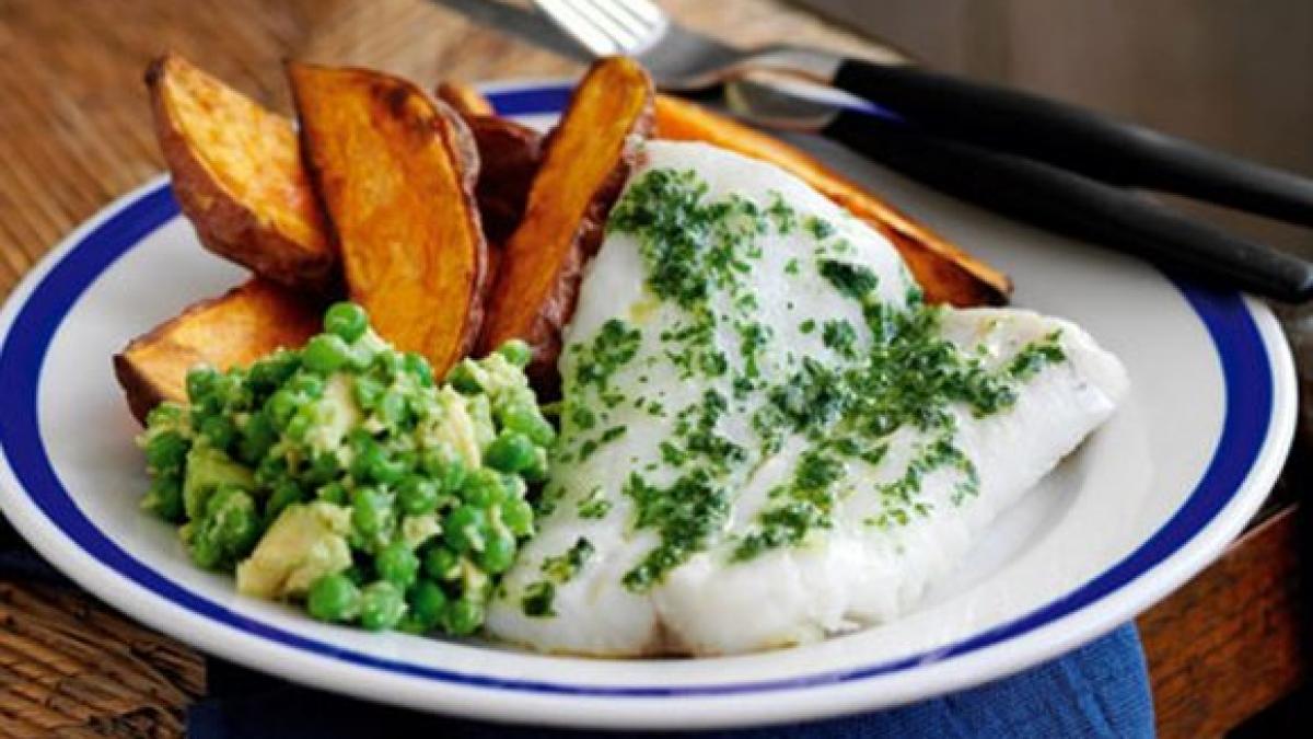 Rețeta zilei:File de cod cu cartofi și avocado