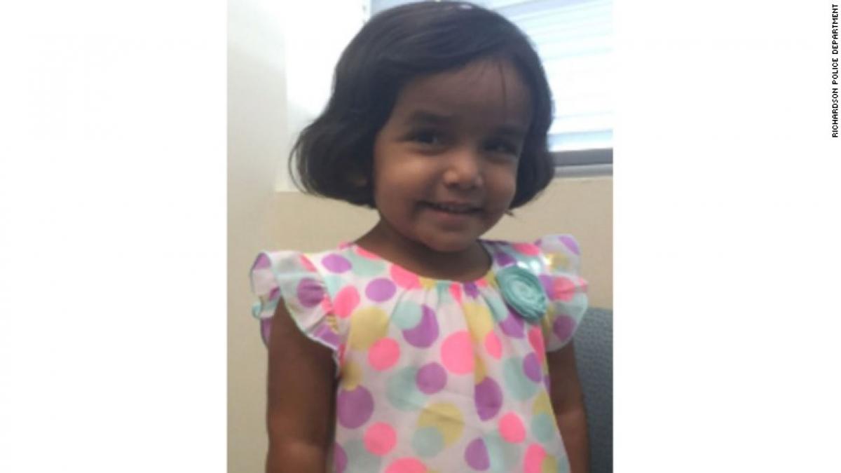 Fetiţa pedepsită de tată să stea afară noaptea, găsită moartă într-un ...