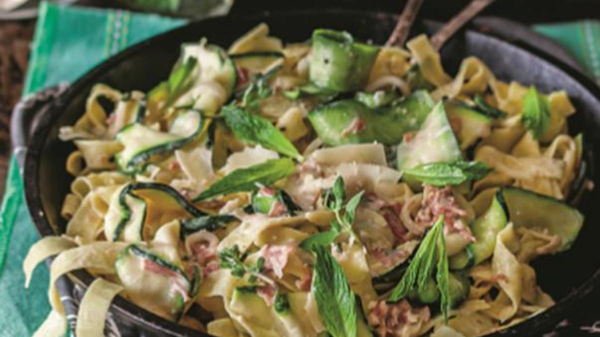 Rețeta zilei: Paste cu bacon și dovlecei