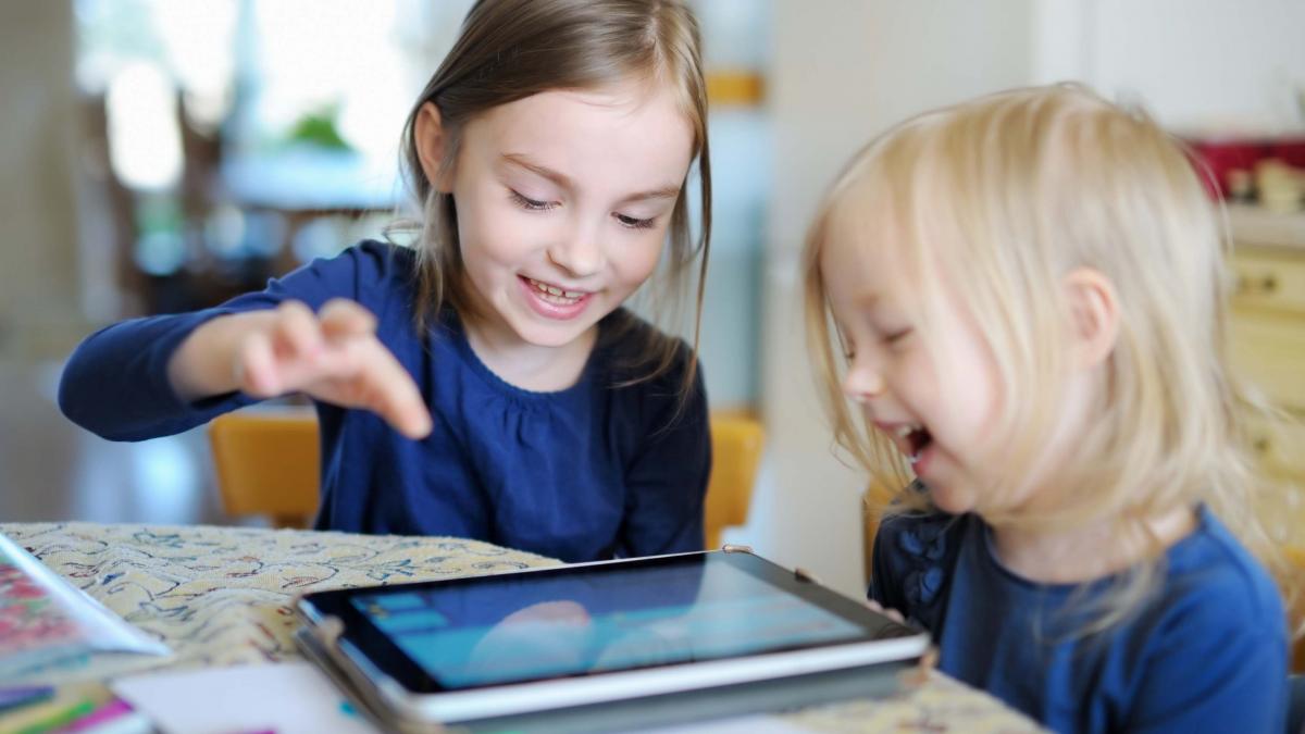 Unul din 10 copii, dependent de internet