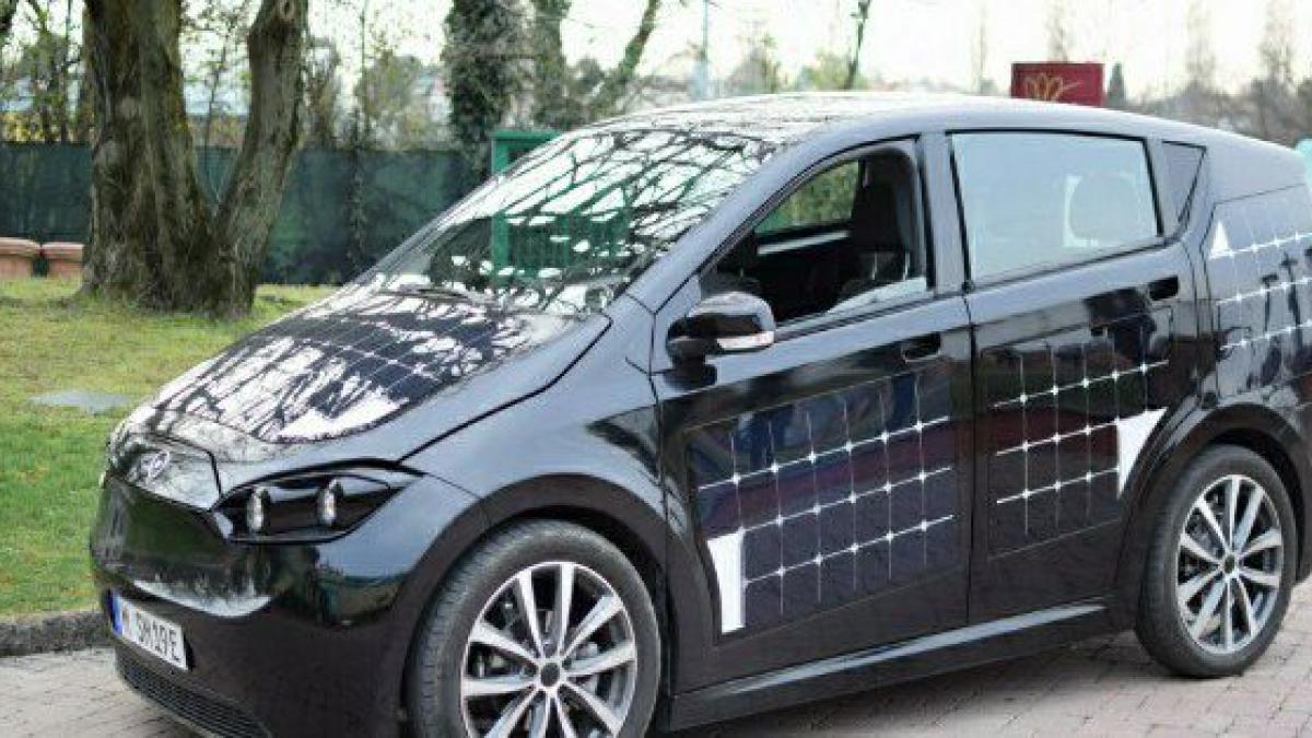 Autovehiculul electric solar care se încarcă în timp ce este condus