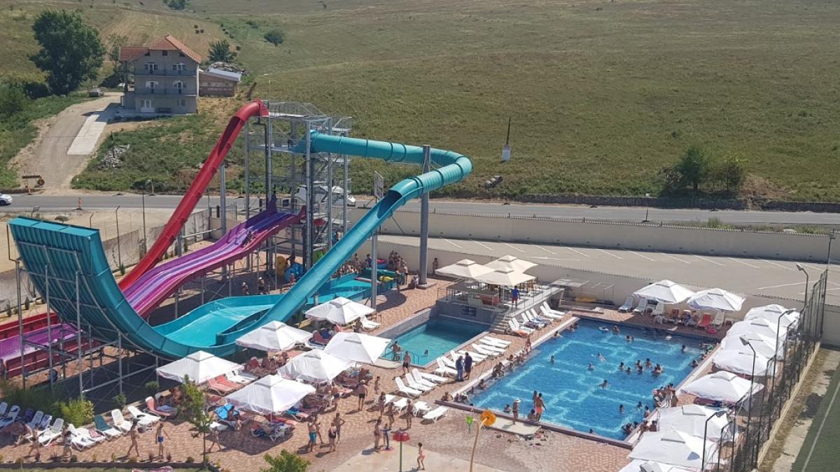 Zeci de oameni înghesuiți într-un ștrand din Satu Mare. Administratorul ...