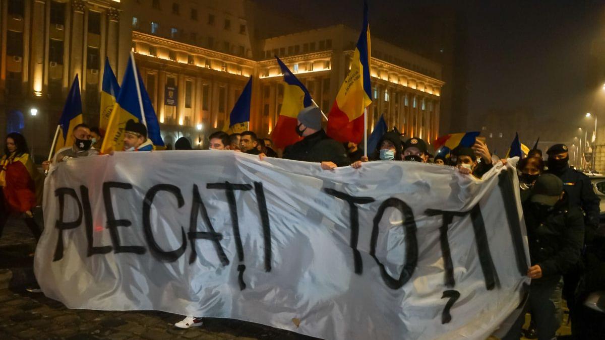 VIDEO: Simpatizanții AUR, protestează în fața Institutului ”Matei Balș ...