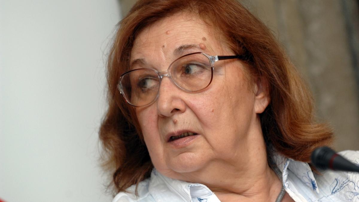 Criticul de film Magda Mihăilescu și sculptorul machetist Enache ...