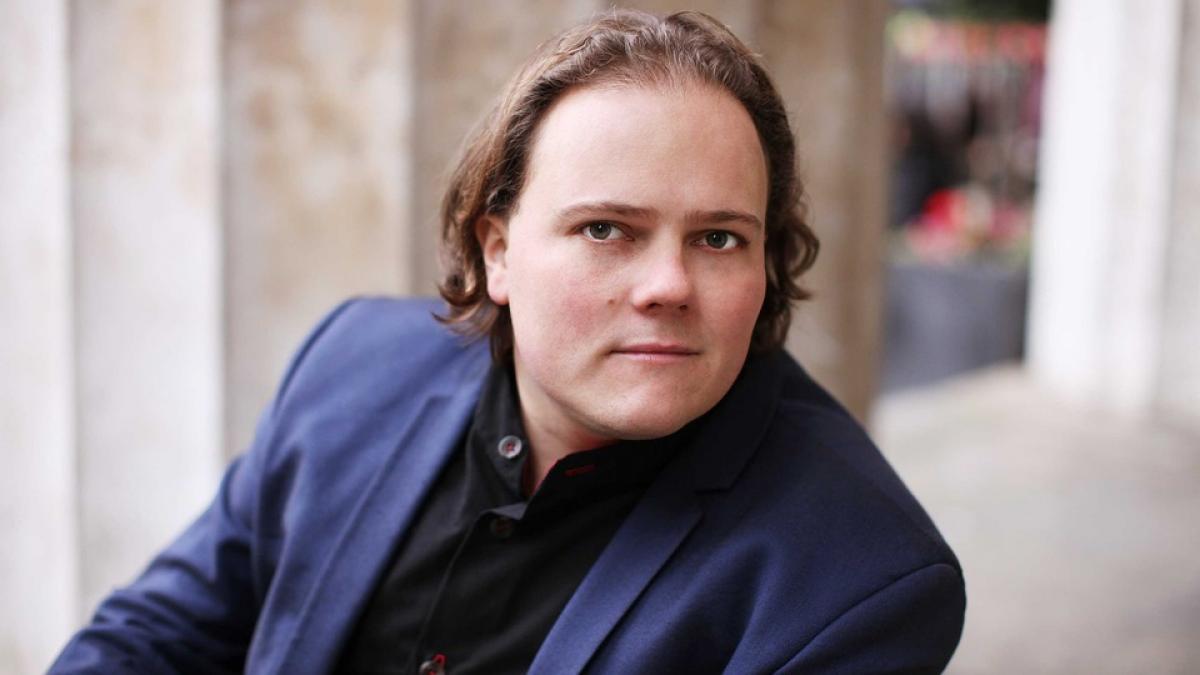 Dirijorul Jonathan Berman și pianistul Daniel Ciobanu, într-un concert ...