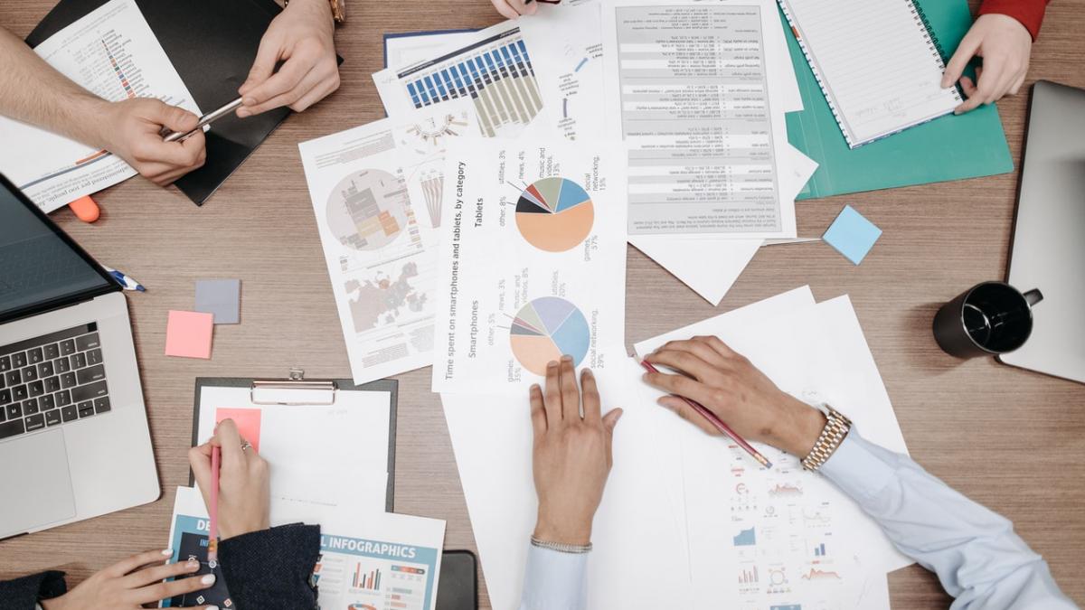 3 accesorii pe care le poți purta la birou