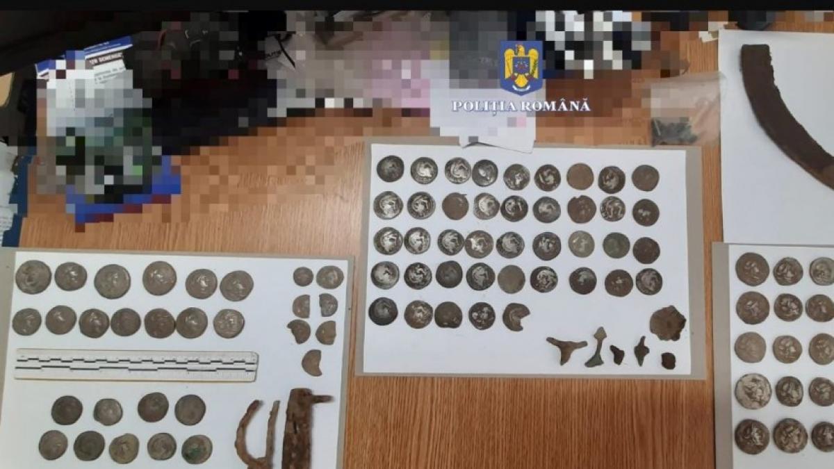 Vas medieval și 22 de monede antice din argint, găsite într-o pădure ...