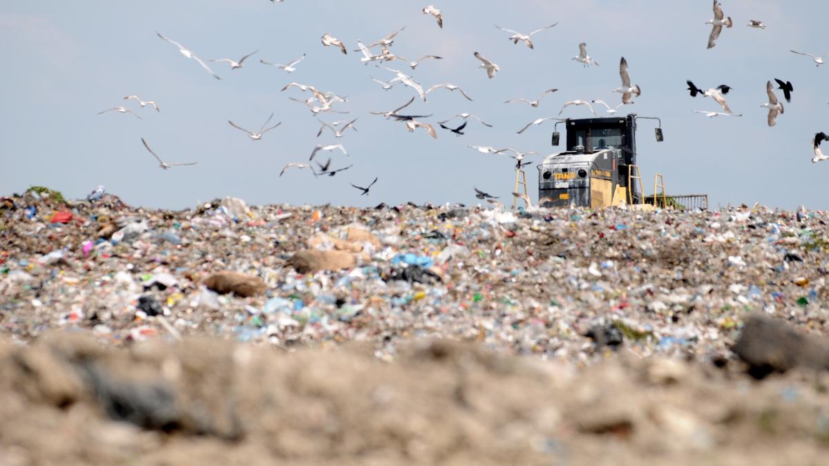 Fără stații de tratare a deșeurilor, Nicușor Dan caută groapă de gunoi