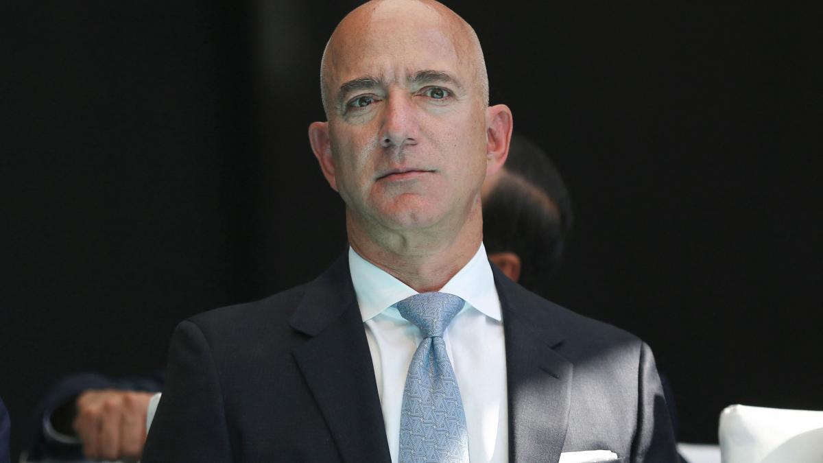 Jeff Bezos, avertisment sumbru: “Nu cumpărați mașini, frigidere. Banii ...