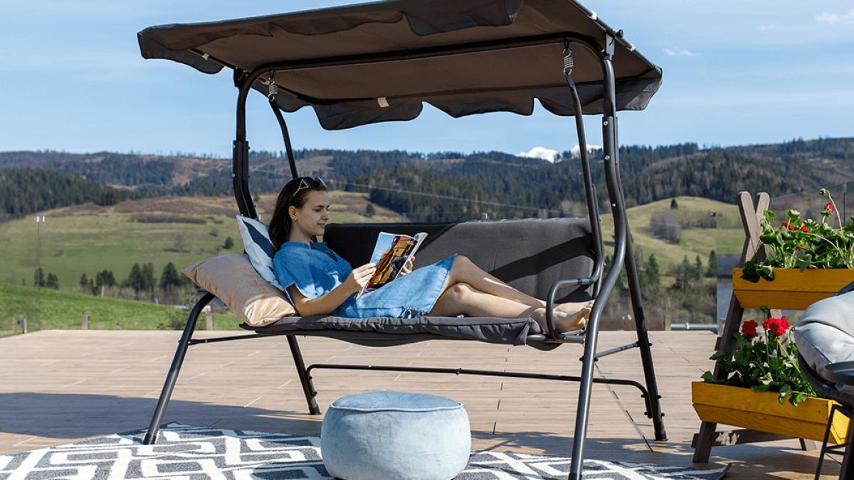 Balansoare și bănci în grădina ta