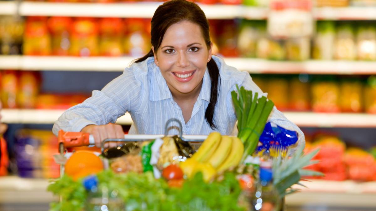 Iată noua listă cu alimentele care se ieftinesc! De când intră în ...