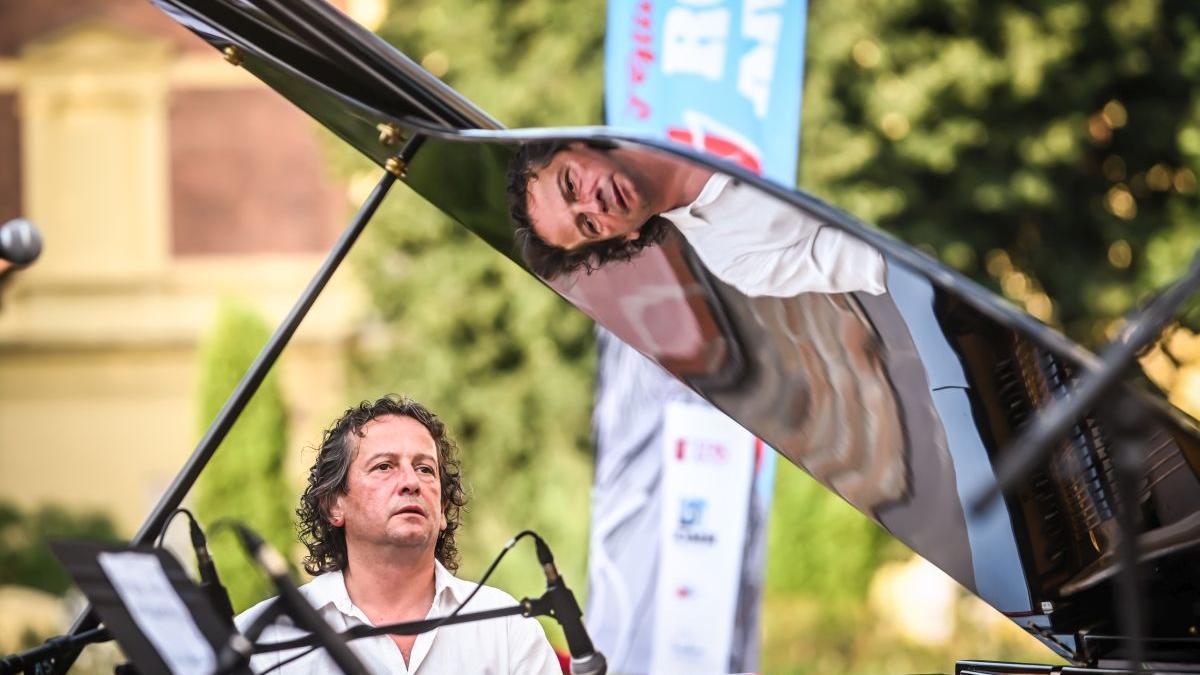 Flautul Fermecat și Pianul călător, în aer liber la Alba Iulia, la ...