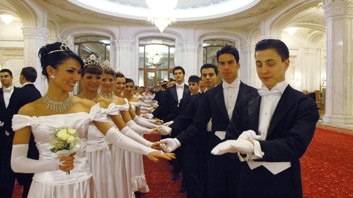 Bal vienez la Brașov. Evenimentul este dedicat aniversării a 170 de ani ...