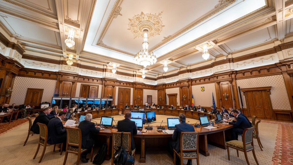 Cumpărături obsesive: Senatul României a băgat, în ultimii cinci ani ...