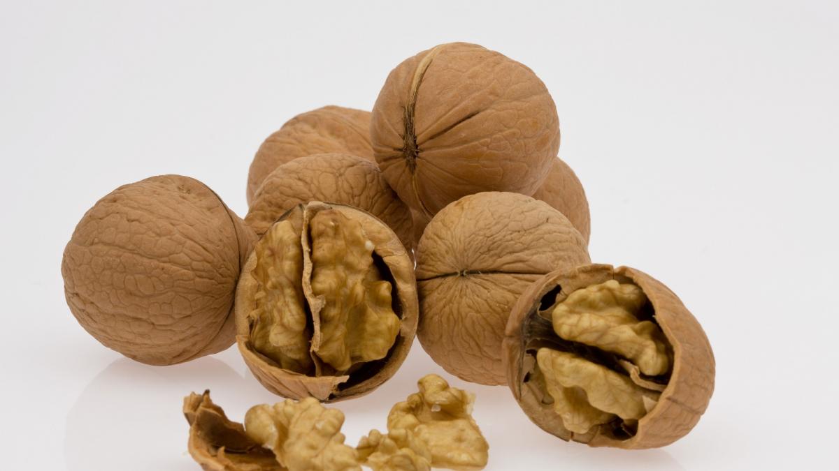 Prețul miezului de nucă explodează în România. Cel mai mare cost din UE