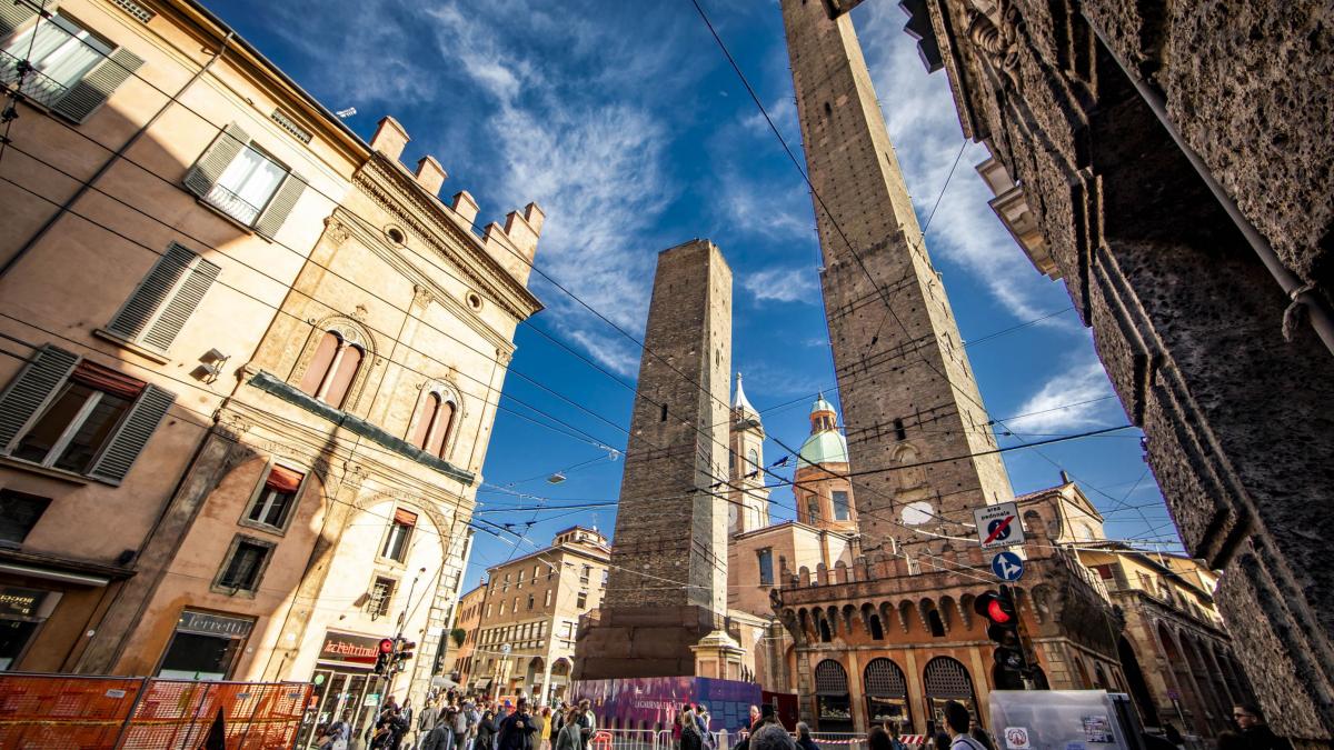 Pericol de prăbușire: repararea turnului înclinat din Bologna va dura ...