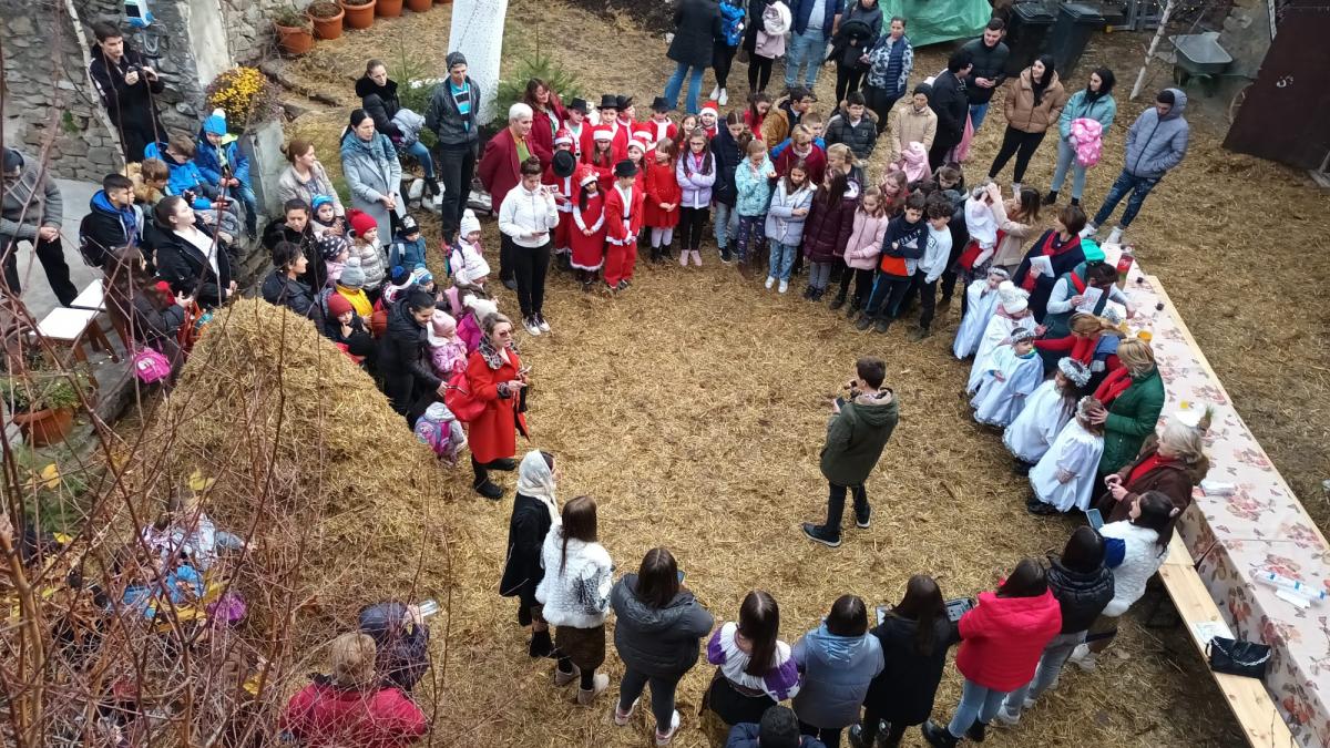 Școala altfel, la colindat, prin sat