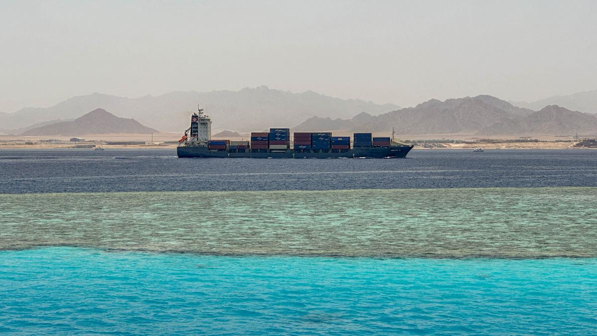 Transportul maritim se reia prin Canalul Suez în Marea Roșie