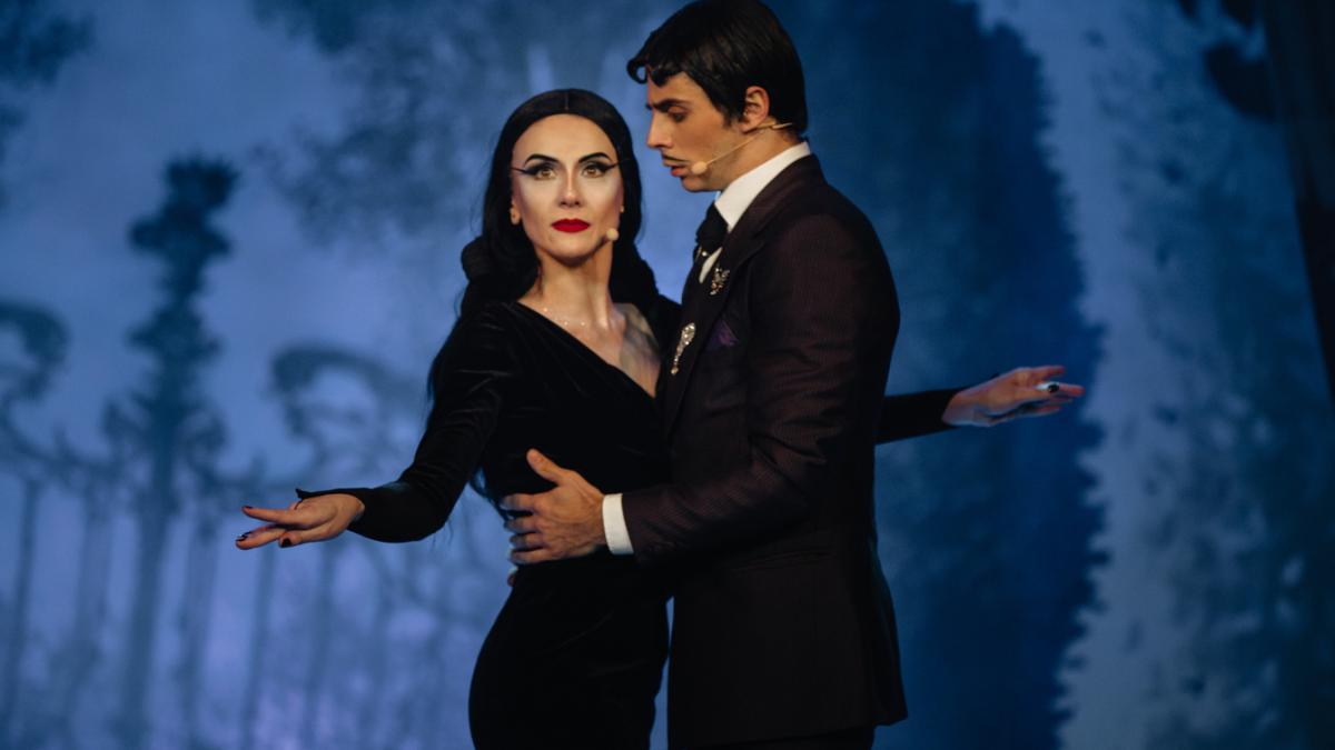 Familia Addams vizitează Craiova, Outfitul șearpelui se vede la București