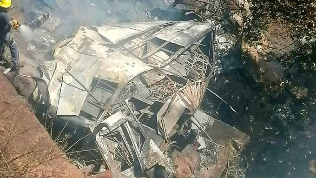 Tragedie de Paște: Un autobuz care transporta credincioși a căzut de pe ...