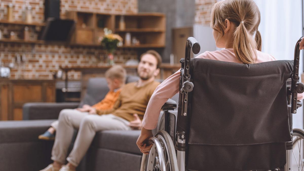 Părinții copiilor cu handicap vor putea munci mai multe zile de acasă